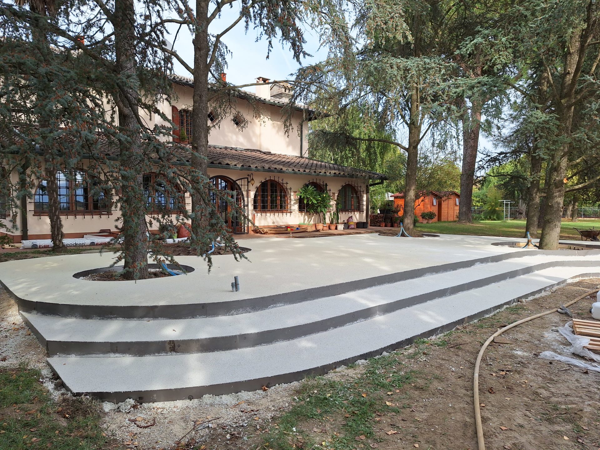 Il calcestruzzo drenante di Heidelberg Materials per gli spazi outdoor di una residenza privata ...